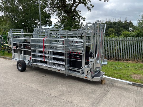 Bateman 528-02 Mobile Cattle Handling Squeeze Crush | Halse